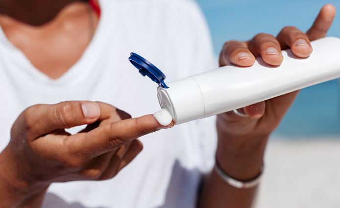 Perbedaan Sunscreen dan Sunblock: Cara Menggunakan serta Cara Kerjanya
